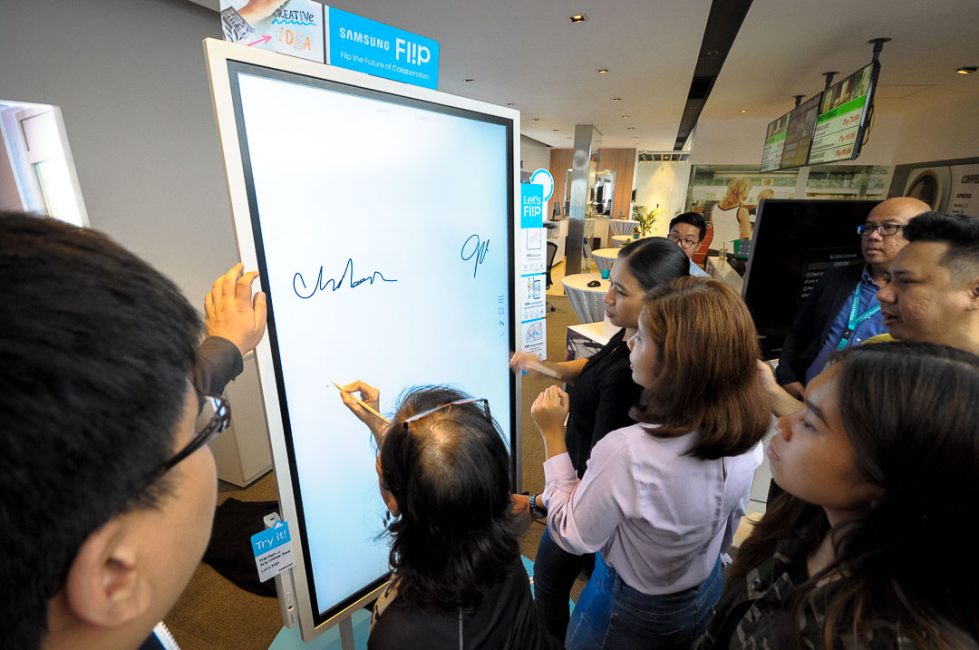 SAMSUNG flips business boundaries with an innovative digital flip chart ...